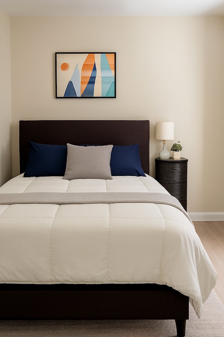 Comfy Queen Room W/ Wi-fi, Tv & Kitchen Access - Auburn Hills, MI