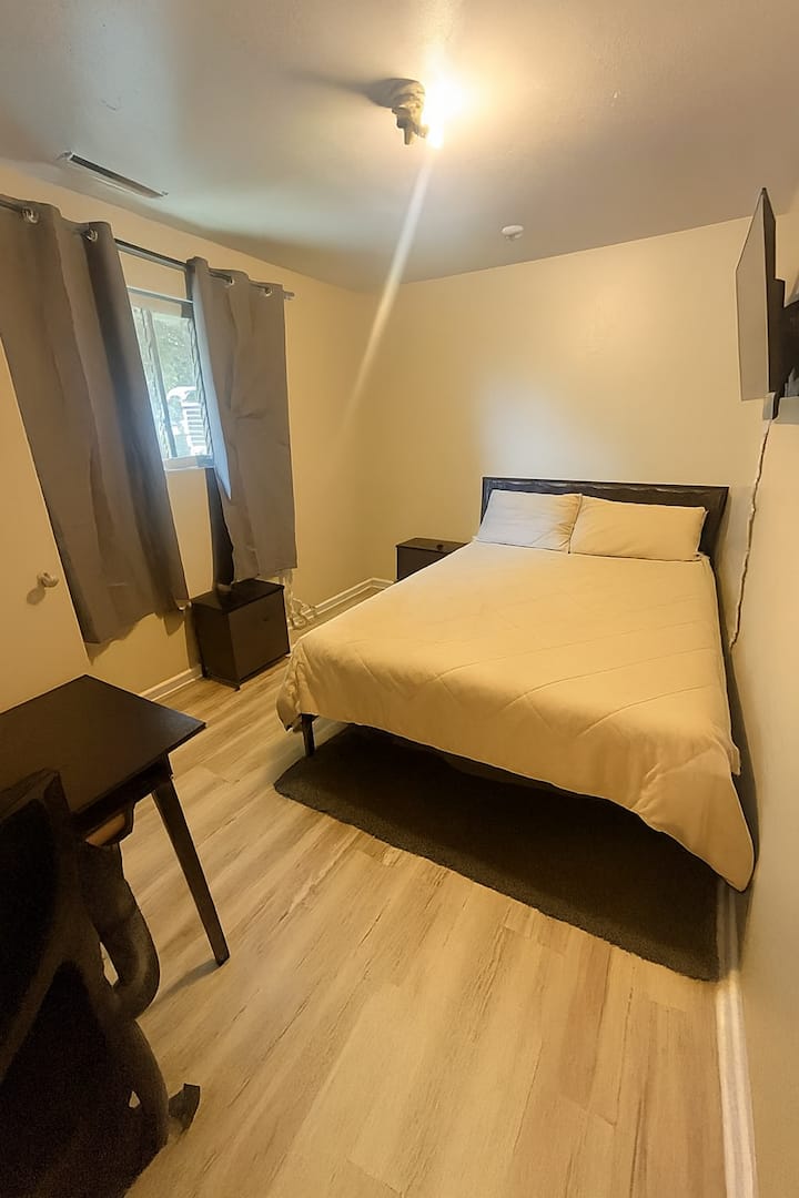 Cozy Queen Suite • Prime Pontiac Location - Auburn Hills, MI