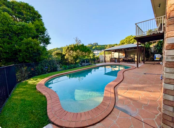 Tranquil Home With Pool & Waterfall Walk - Coolangatta