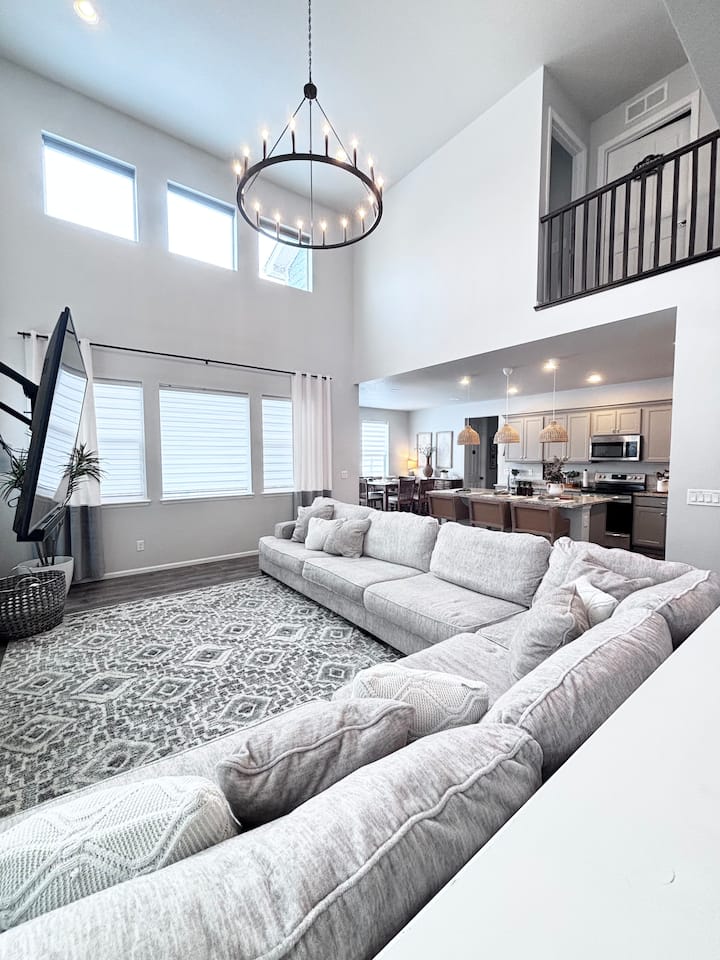 Spacious Retreat For 16+ W/ Waterfall And Hot Tub - Windsor Lake, Windsor