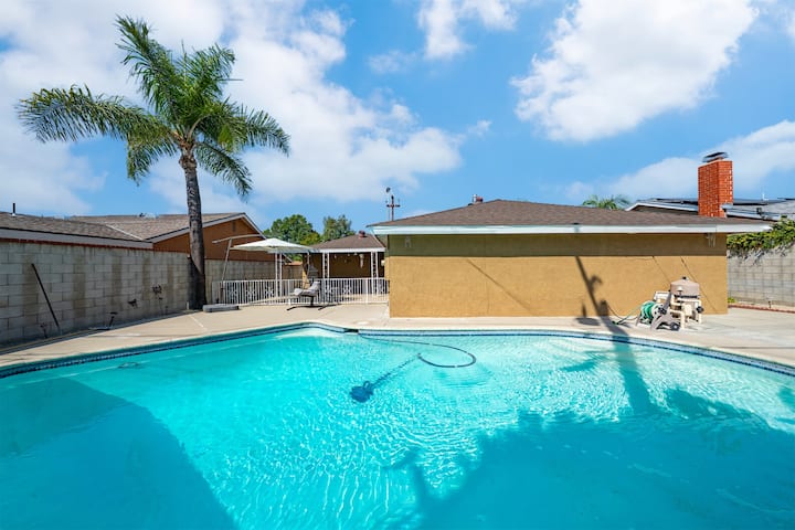 The 3br/2ba Modern Pool Home In West Covina - West Covina, CA