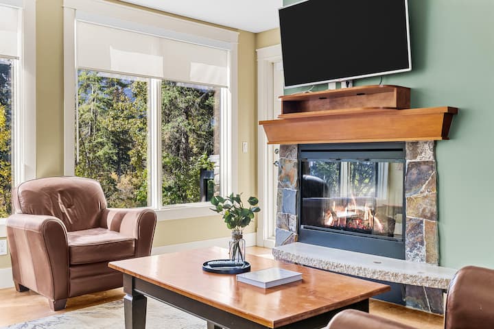 Perfect 2br Canmore Getaway| Pool & Hot Tub Access - Canada