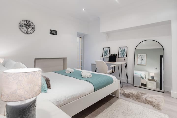 Maida Vale Home • Modern, Calm & Connected - London
