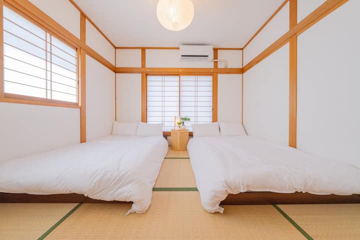 (Momo) 小路駅まで徒歩2分/難波駅日本橋駅直通/最大18名様宿泊可/一軒家貸切/無料駐車場付き - Japan