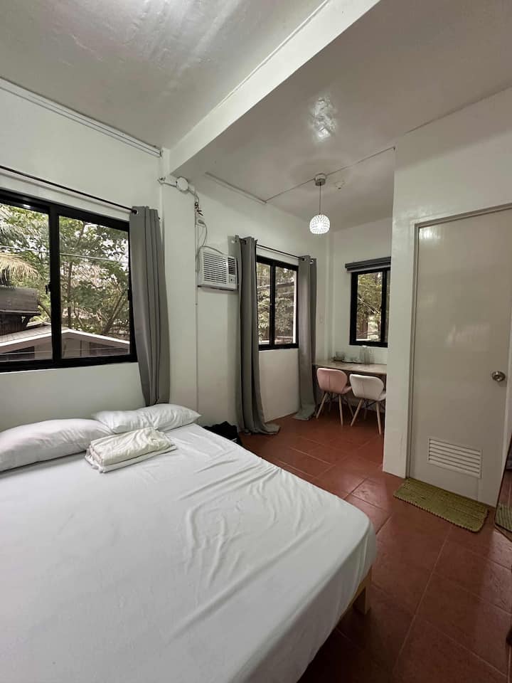 Cozy Ensuite Bedroom In The Heart Of Liwliwa - San Narciso