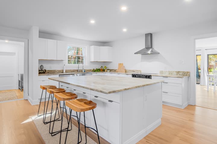 Bright Bon Air Retreat - Richmond, VA