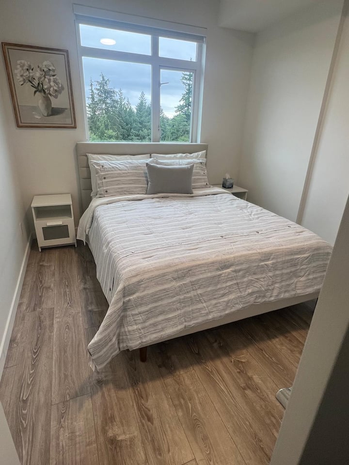 Central Surrey 1.5 Bed/1 Bath Condo With Balcony - Surrey