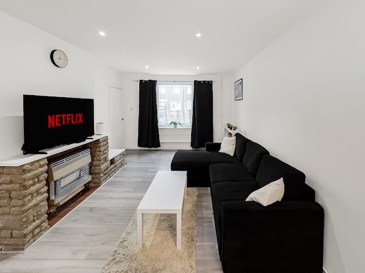 Modern 3-bed House/7 Mins To Abbey Wood Station - Dartford