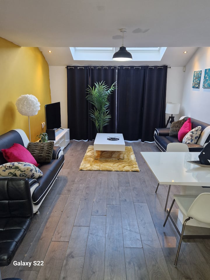 Blue Haven 2: 3-br Manchester Home W/ Parking - Salford