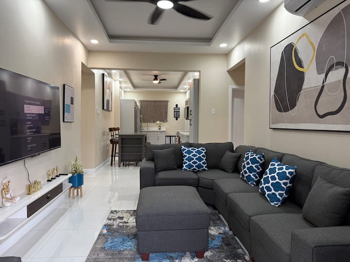 Unit 4 West Grove: Stylish 4br/4ba - ジャマイカ キングストン