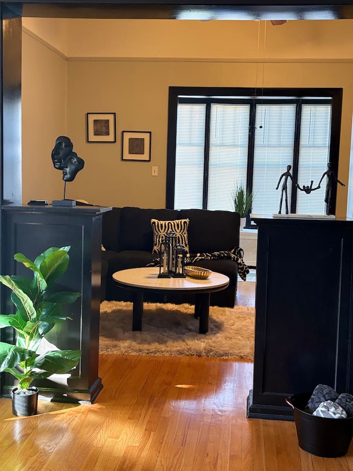 Mid-century Posh Meets Urban Charm - Cícero, IL