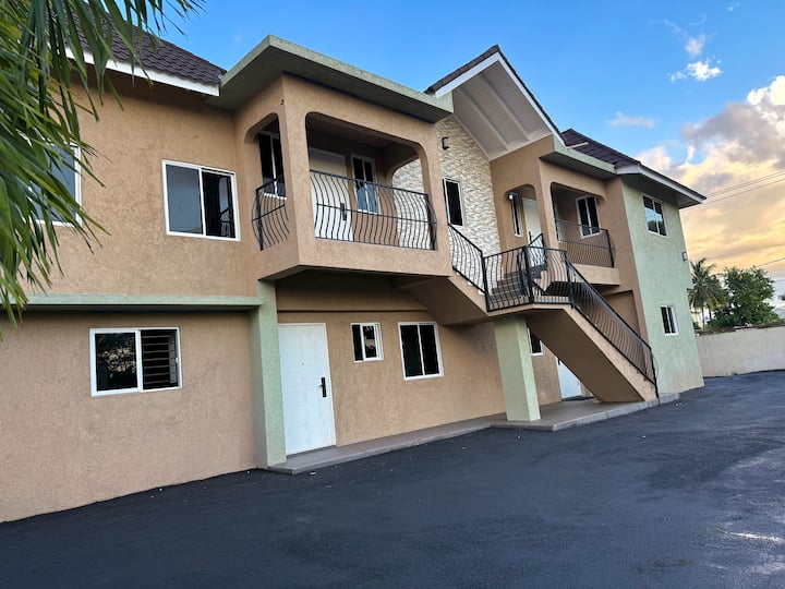 West Grove Unit-1 Br- 1ba- Infinity Pool, Secure - ジャマイカ キングストン