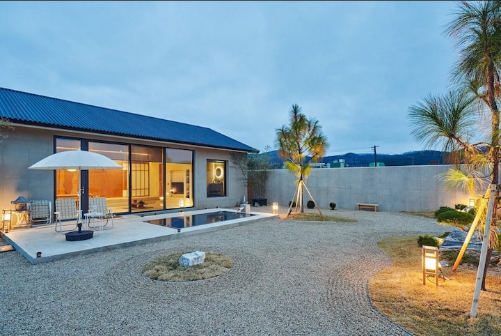 에워쌀 위(圍), 빛날 요(曜), 느낄 감(感)의 음을 따서 ‘위요감' -