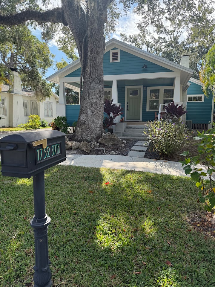 Entire Home + Walk Downtown + Garage Apartment - Sarasota, FL