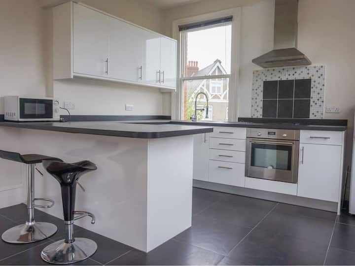 Newly Refurbished Flat With Free Parking - Croydon, UK