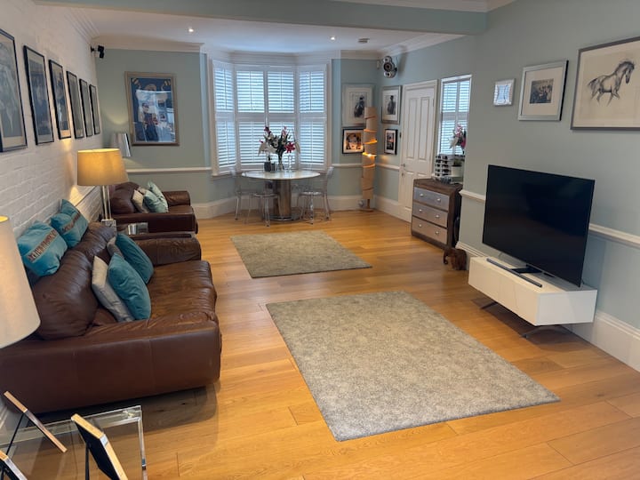 Fabulous House In Windsor Town Centre & Hotub! - スラウ