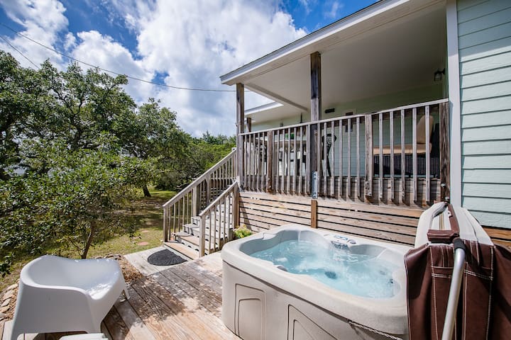 Pet Friendly Treehouse Getaway Hot Tub And Yard - Outer Banks, NC