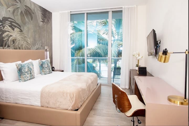 Cozy Beach Condo | Pool, Hot Tub & Gym - Hollywood, FL