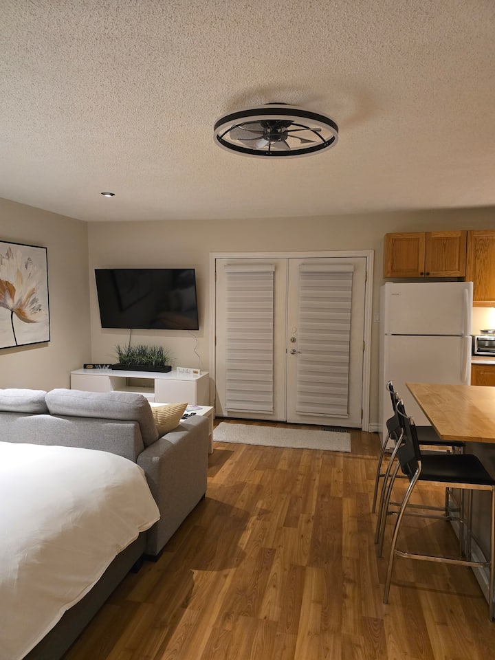 Beautiful Bright Unit With Seperate Entrance - North Bay