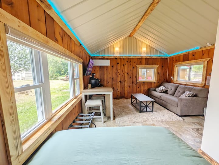 Fireside Cabin 2 | Cozy Studio Cabin W/fire Ring - Baraboo, WI