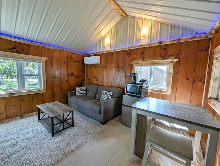 Fireside Cabin 2 | Cozy Studio Cabin W/fire Ring - Baraboo, WI