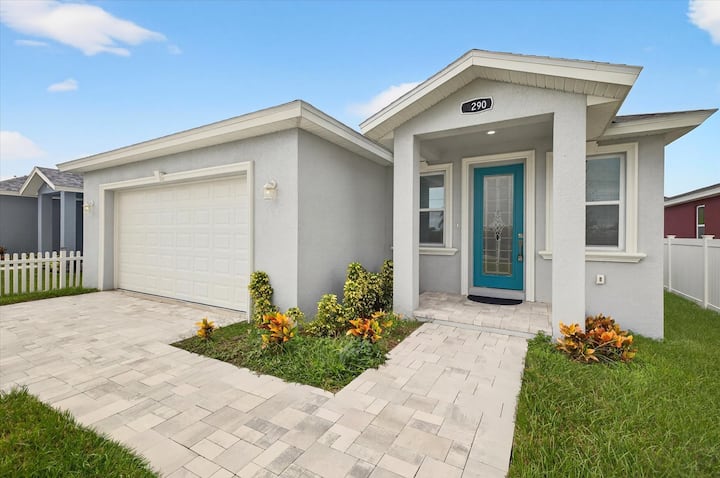 Modern Designer Retreat With Fireplace And Theatre - Pinellas Park, FL