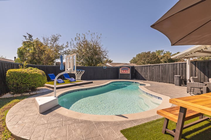 Game Room & Great Backyard In This Spacious Home - Plano