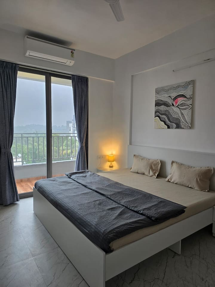 Penthouse Elegant Ac Bedroom With Mountain Views - Nashik