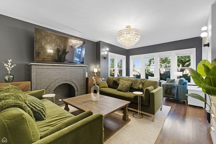 Large Bedrooms, Garage Parking, Great Location! - Evanston