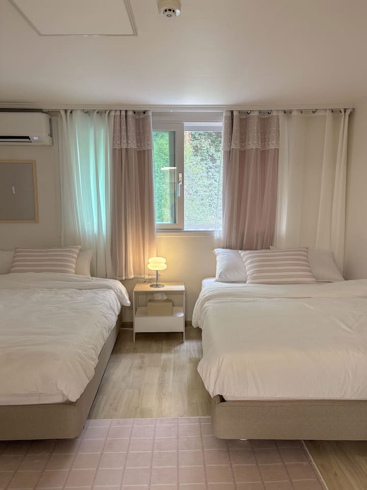 방가/경복궁역/광화문역/시청역/명동/청와대/한옥마을/ - Seoul