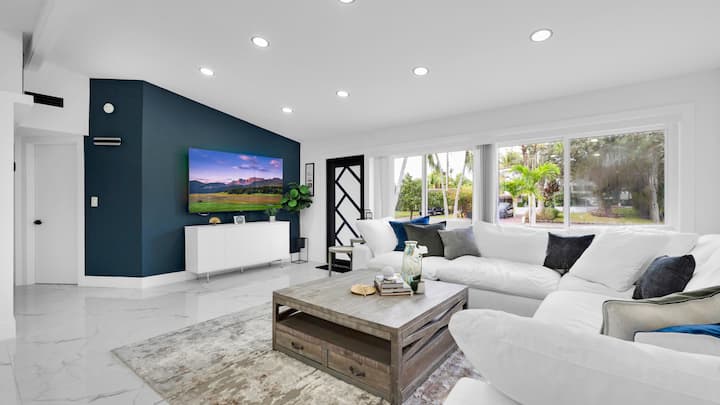 Waterfront 4br Retreat W/hottub Dock & Outdoor Bar - Fort Lauderdale, FL