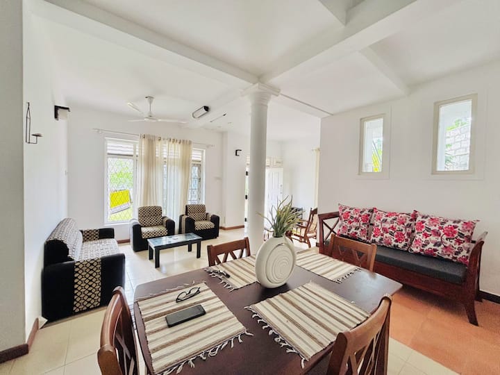 Spacious 5-bedroom Villa Near Mirissa Beach - Mirissa