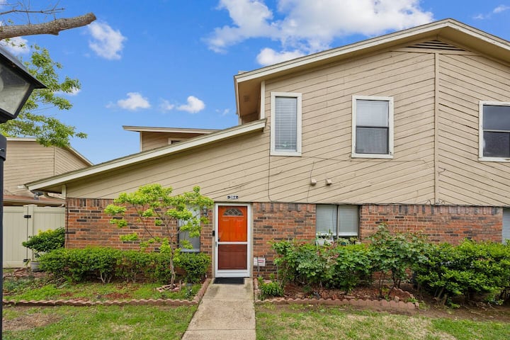 Carrollton 3br Townhome | Near Addison - Carrollton, TX