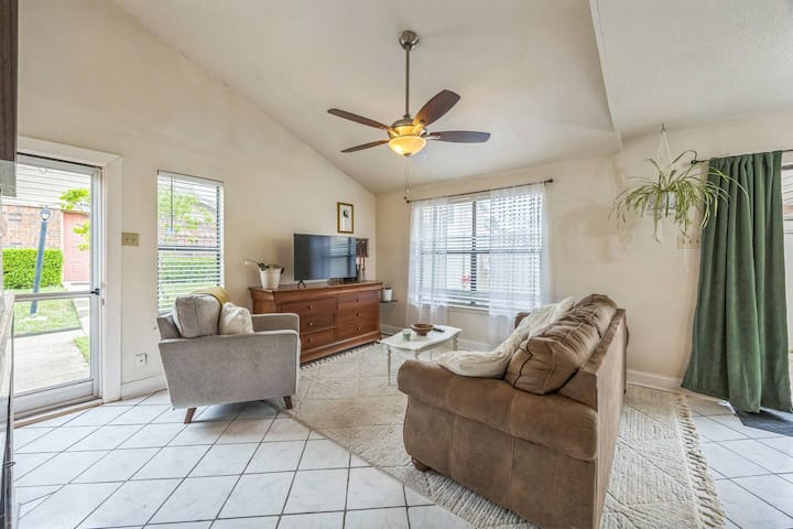 Carrollton 3br Home | Pool, Patio, Near Galleria - Carrollton, TX