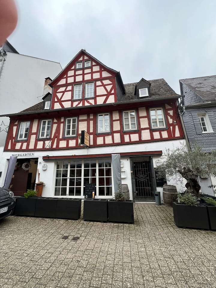 Charmantes Dachgeschoss In Limburg - Mit Pizzeria - Limburg an der Lahn