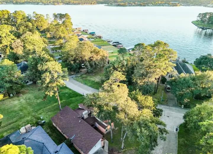 2100 Sq Ft, 4/3 A Stone’s Throw From Lake Conroe - 康羅