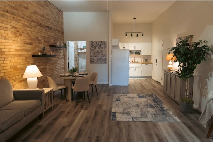 Newly Renovated Downtown Apt! Unit A - Mount Pleasant, MI