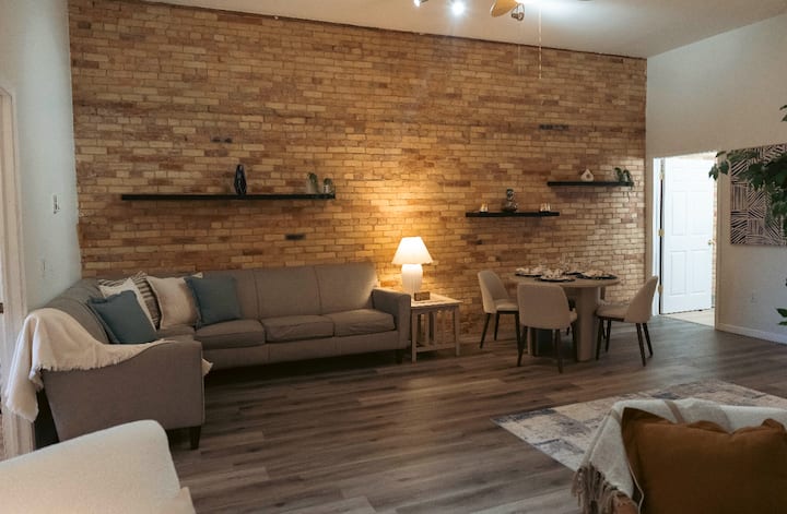 Newly Renovated Downtown Apt! Unit A - CMU, Mt Pleasant