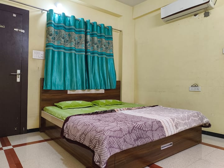 Shree Narayan Bhakt Niwas - Ujjain