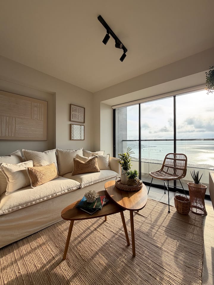 Ocean Front Retreat W/pool, Gym & Free Parking - Lima