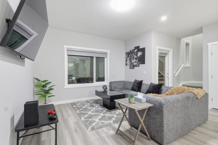 7minutes From Airport Spacious 4 Bed 3.5 Bath+1den - Alberta