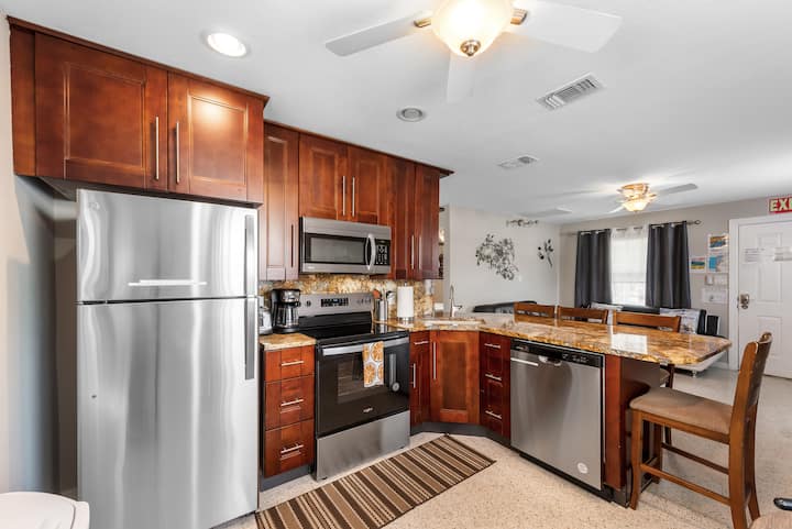 Charming Beachside Retreat #3: Steps To The Beach! - Indian Rocks Beach, FL