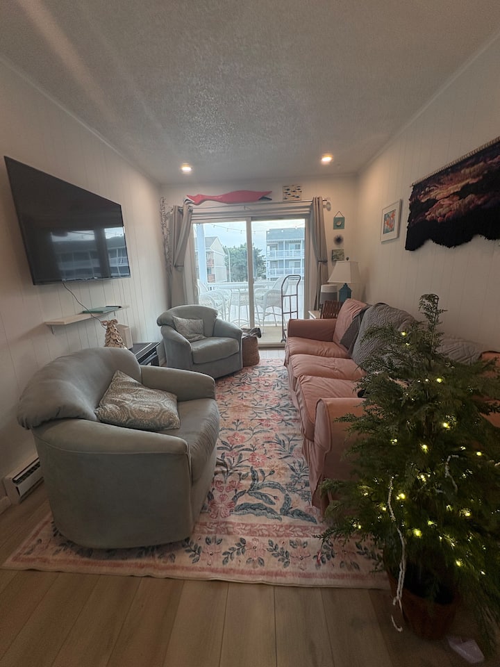 Ocean Block Condo • Walkable + Patio + Parking - Ocean City, MD