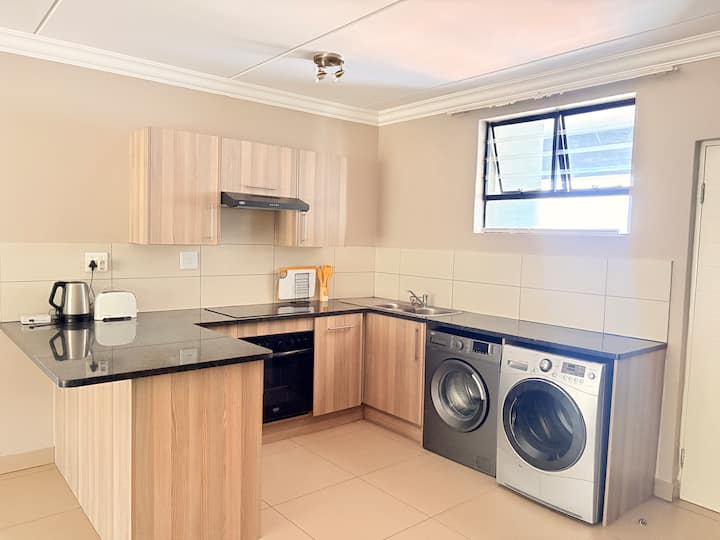 Stylish Home With Balcony Views, Pool & Braai Area - Chartwell