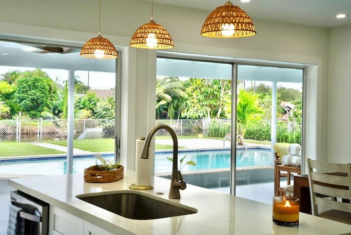 Waterfront Retreat
+ Pool + Sand Court - The Bahamas