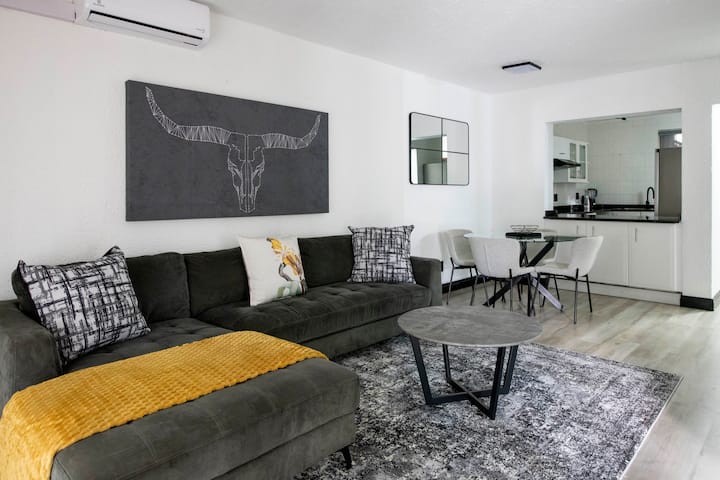 Charming Sandton Apartment - Sandton