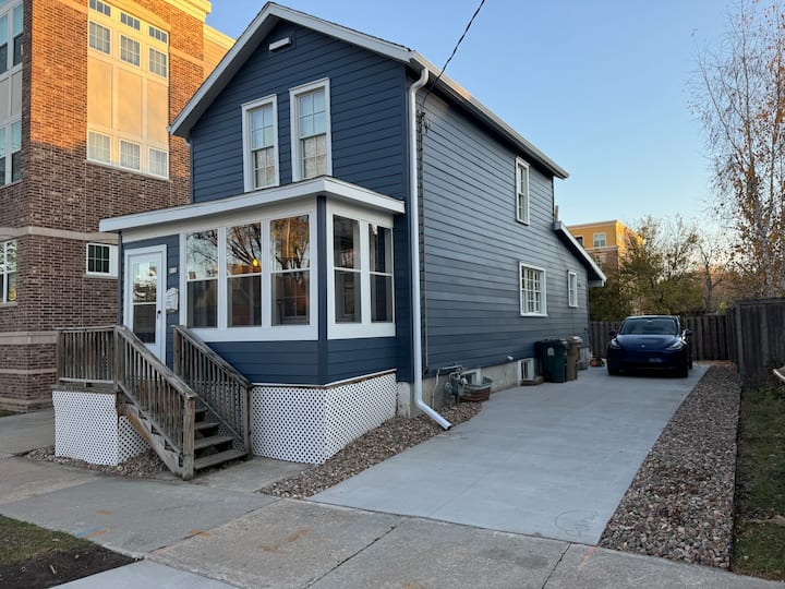 Cozy 2 Bed 1 Bath Home, Willy St Neighborhood - Madison, WI