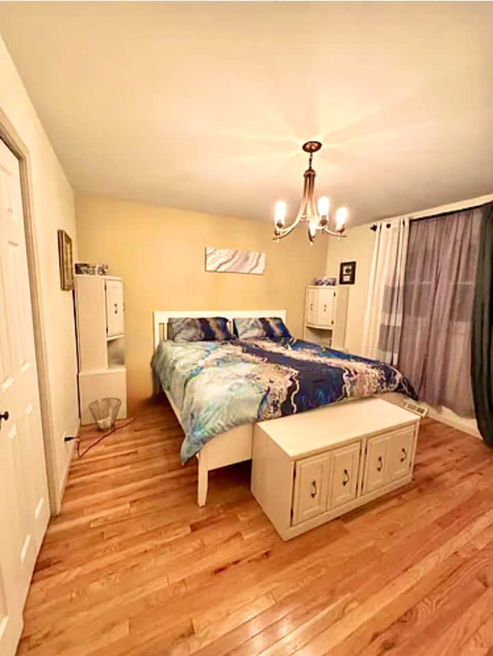 Room C - Large King Retreat W/ Garden & Hot Tub - Algonquin, IL
