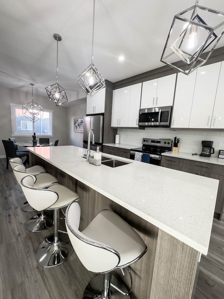 7minutes From Airport Spacious 4 Bed 3.5 Bath+1den - Canada