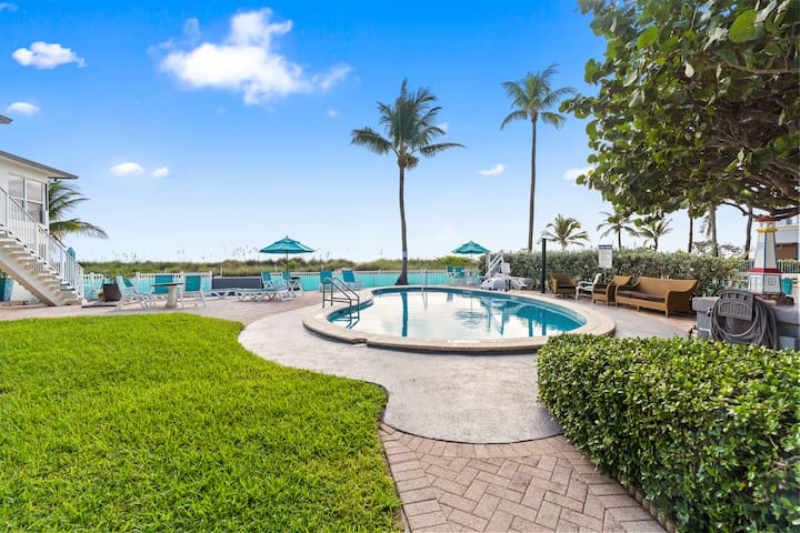 Cozy Beachfront Condo W/ Ocean Views + Pool - The Bahamas